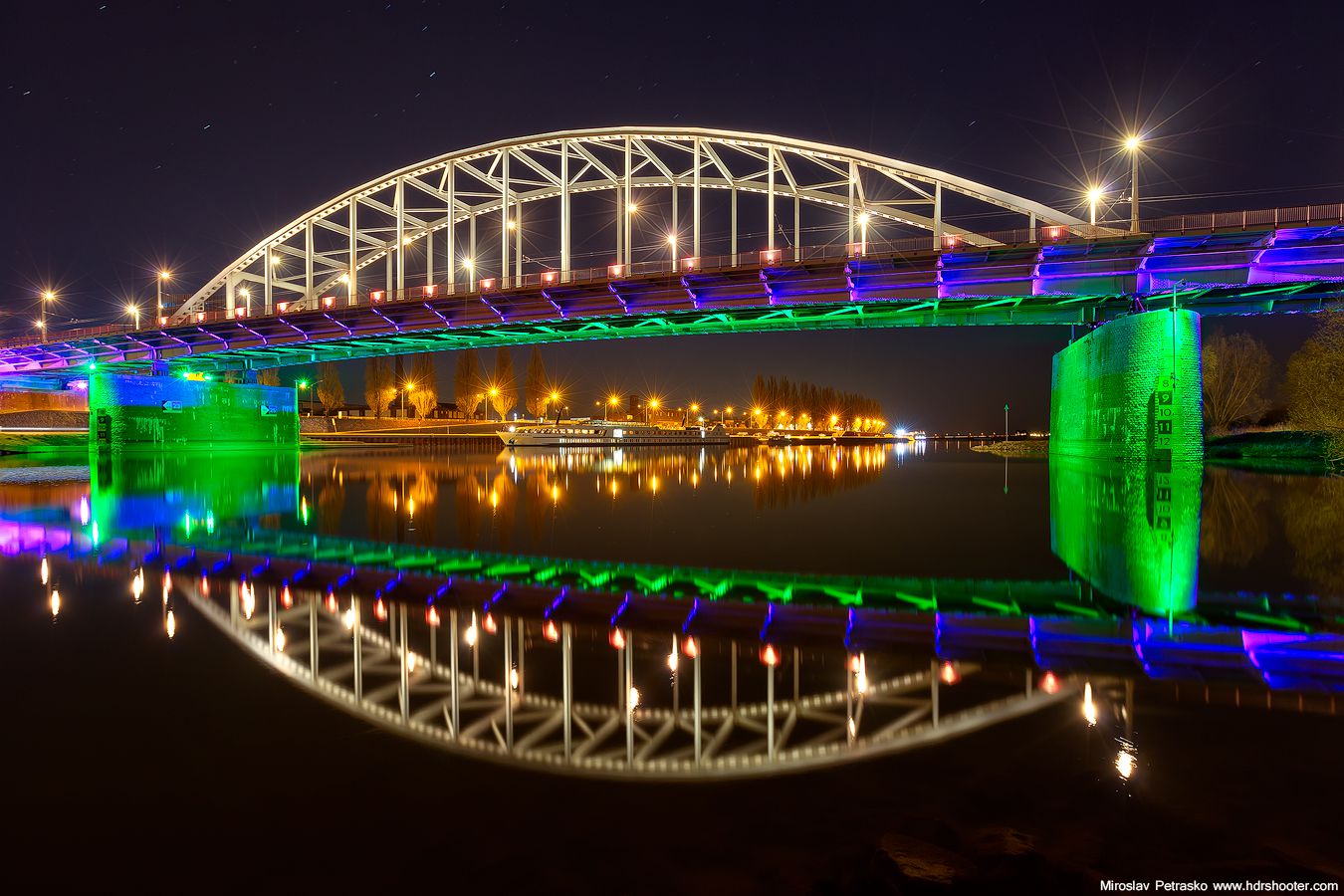 Night reflection - HDRshooter