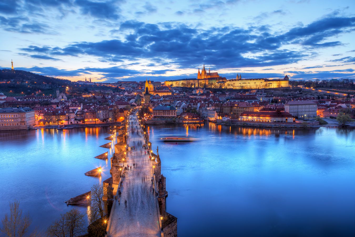 Busy Charles Bridge in Prague - Plotagraph - HDRshooter
