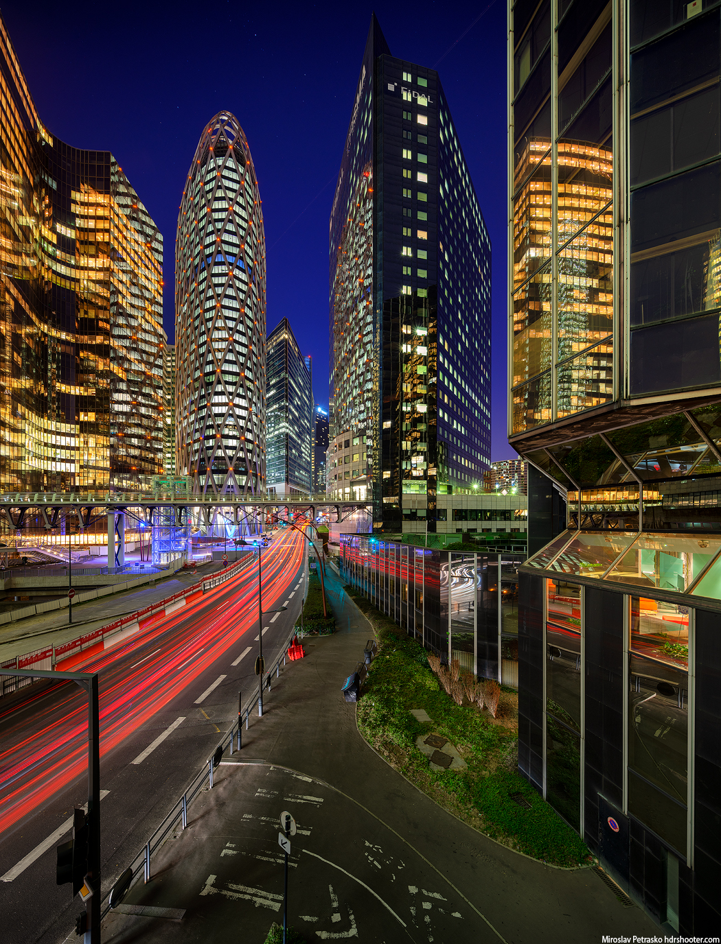 Night in the modern Paris, France - HDRshooter